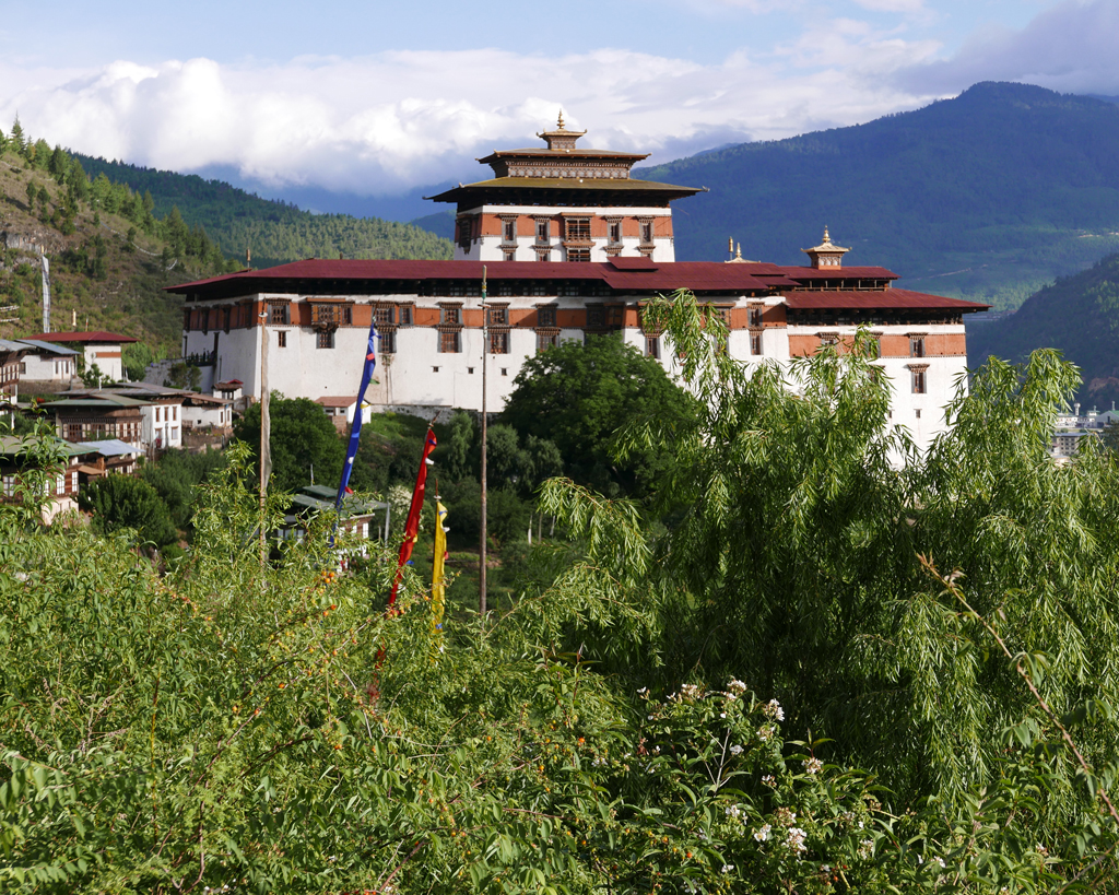Lama Zopa Rinpoche Visits Jangsarbu Lhakhang in Bhutan - FPMT